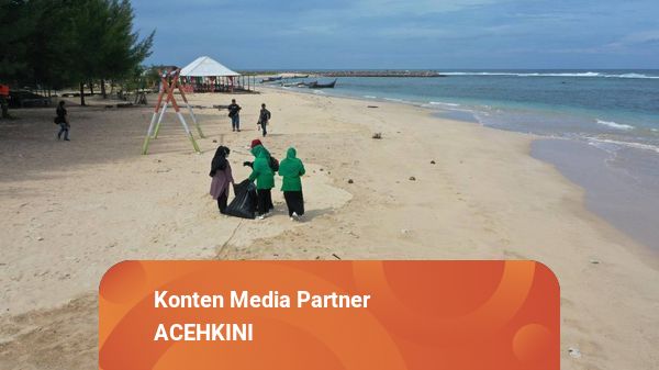 Kampanye Sadar Wisata, Bupati dan Warga Bersihkan Pantai Lampuuk, Aceh ... Kampanye Sadar Wisata, Bupati dan Warga Bersihkan Pantai Lampuuk, Aceh ...
